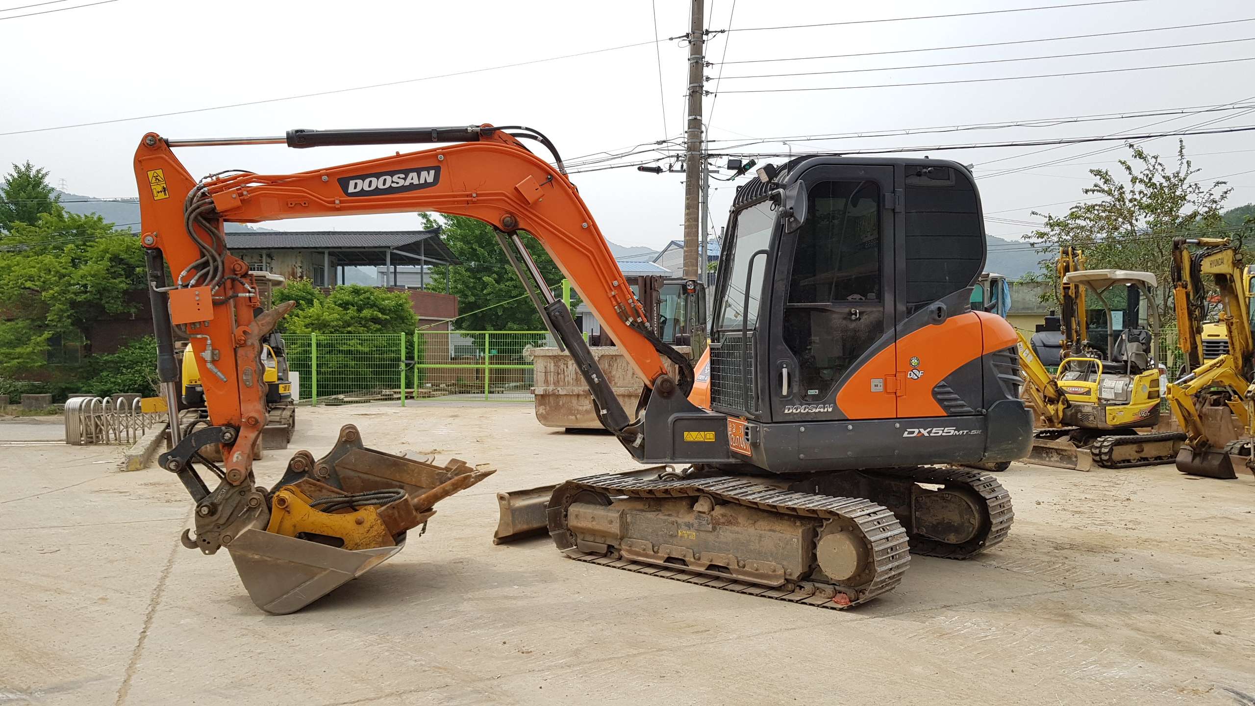 무한궤도 - 중고 건설기계 :: 굴삭기/어태치부속 - 굴삭기 0.3 ㎥ 이하 DX55MT5K코풀