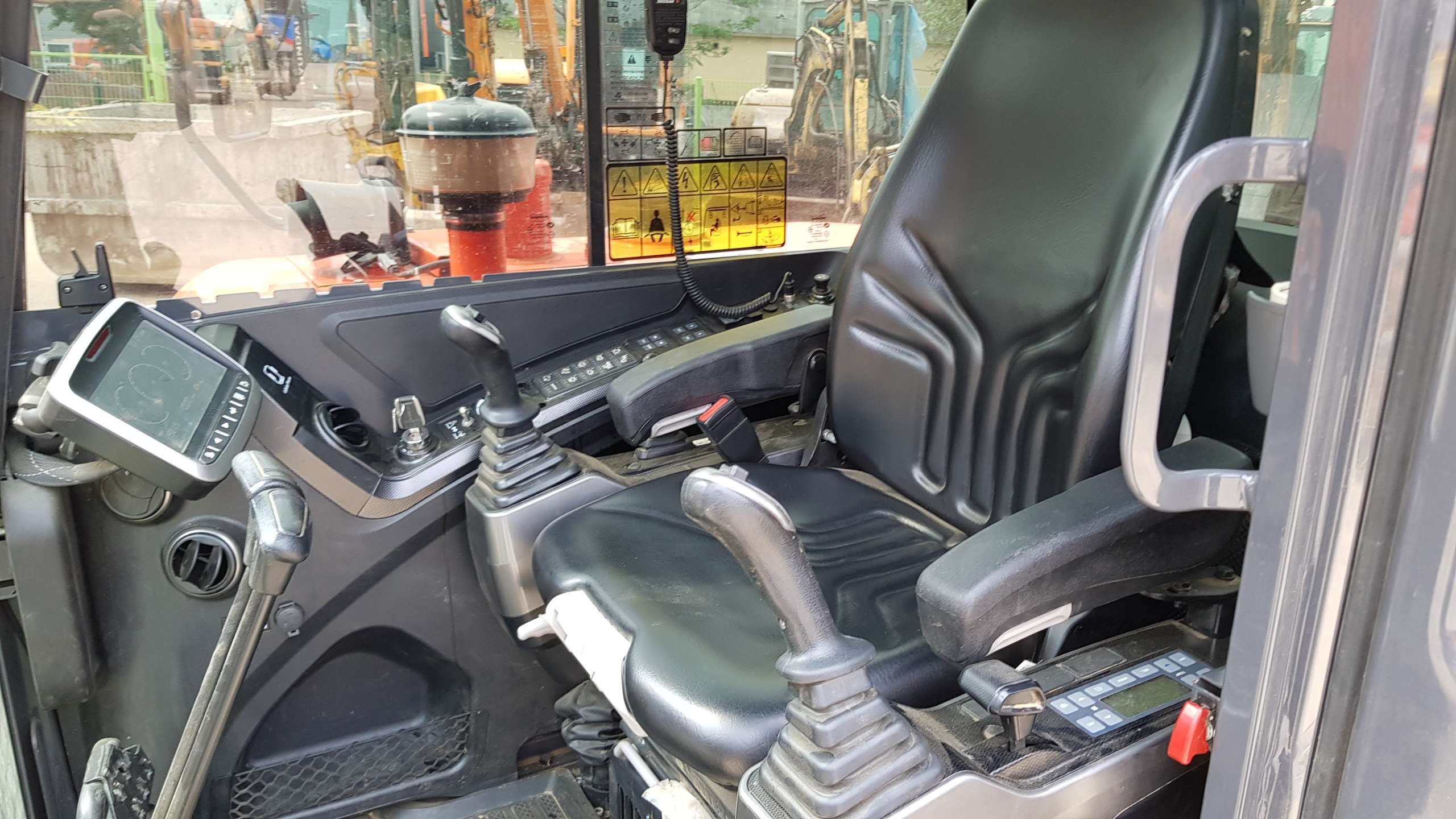 무한궤도 - 중고 건설기계 :: 굴삭기/어태치부속 - 굴삭기 0.3 ㎥ 이하 DX55MT5K코풀